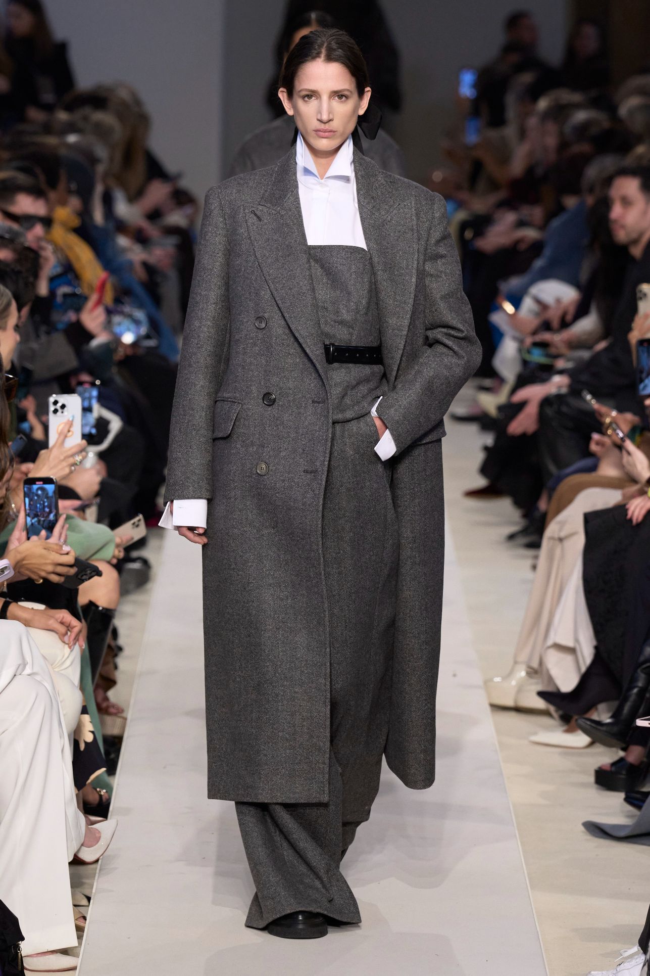 أفكار لتنسيق القميص الأبيض والملون: ستايلات متعددة لكل موسم - مجلة هي